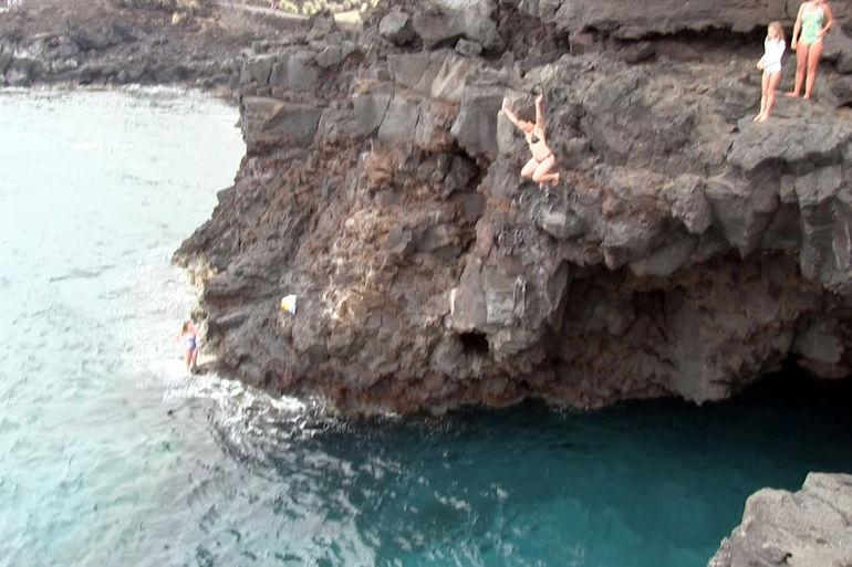 Big Island Keauhou Bay Kayaking and Optional Snorkeling Cave Tour