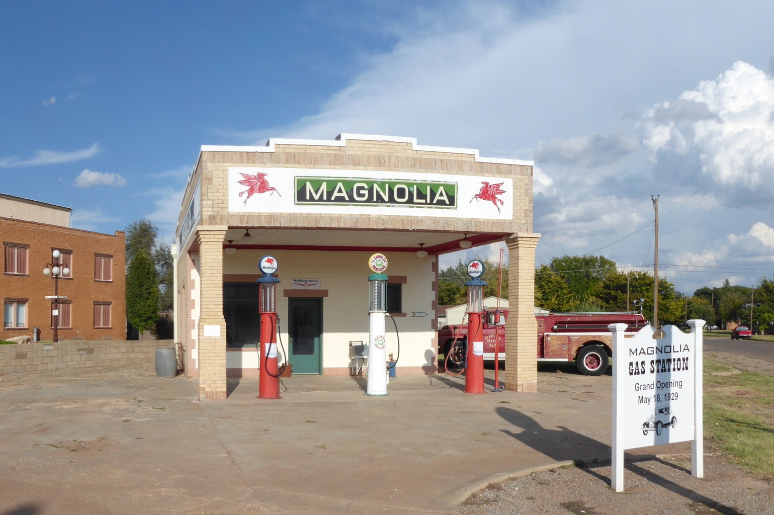 Magnolia Service Station (Shamrock)