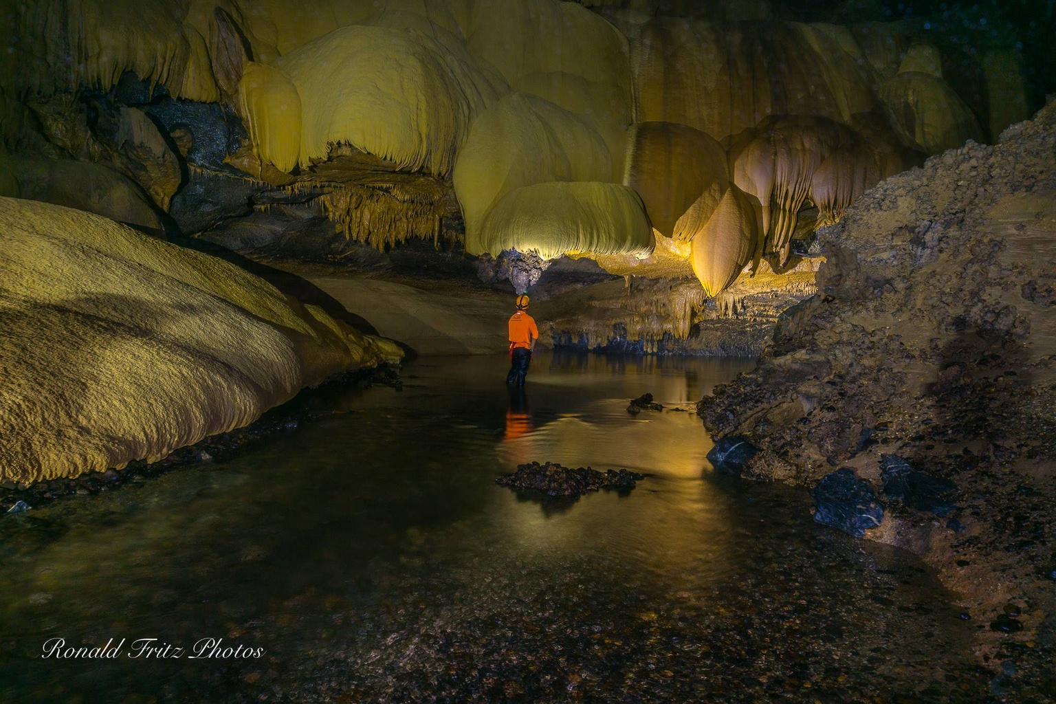 Hang Va Cave