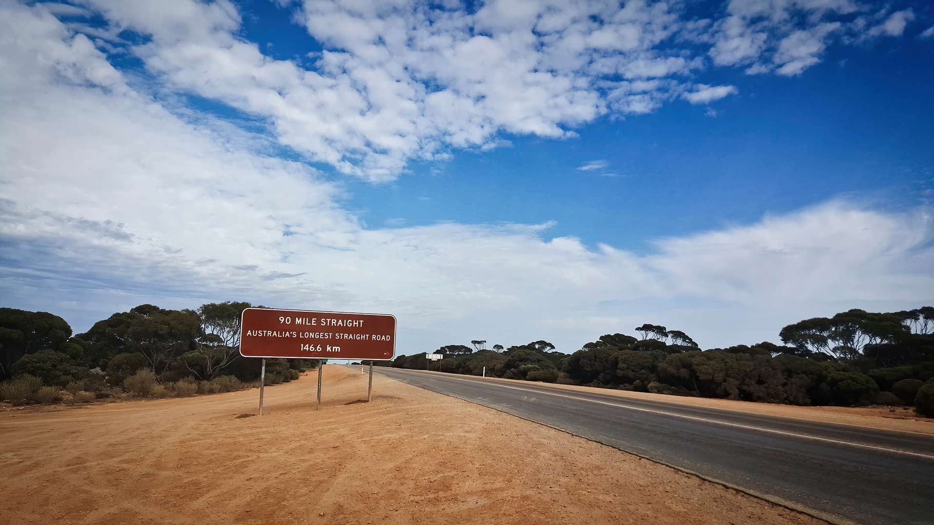 90 Mile Straight Sign (East)
